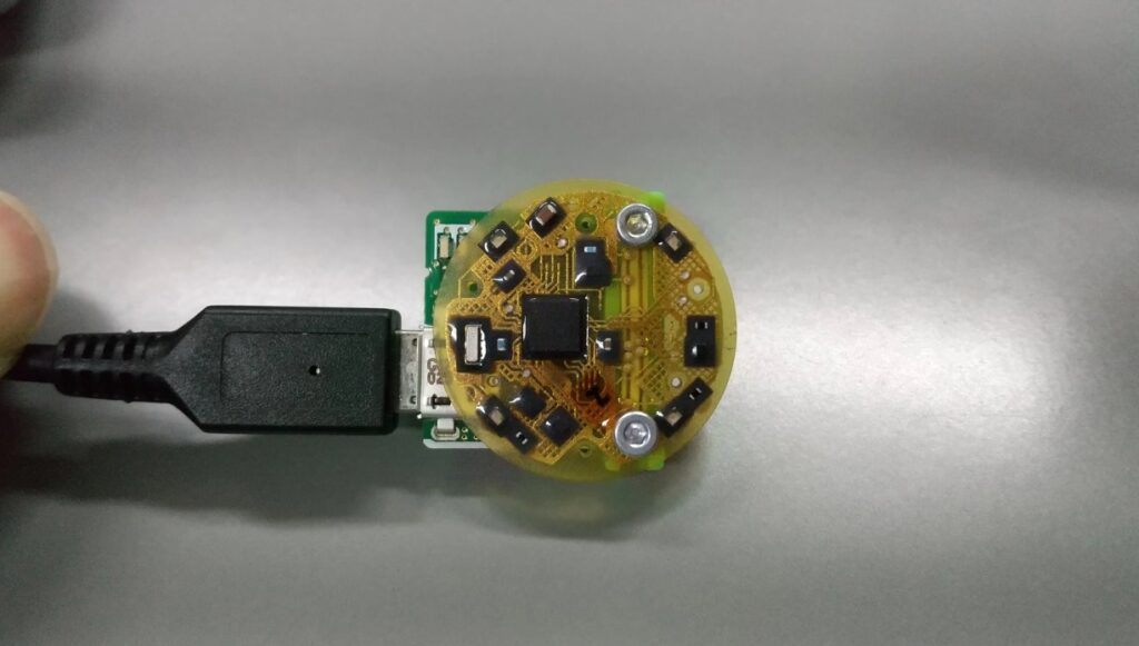 LeafonyのUSBリーフを使ってArduinoのスケッチを書き込んでいる様子