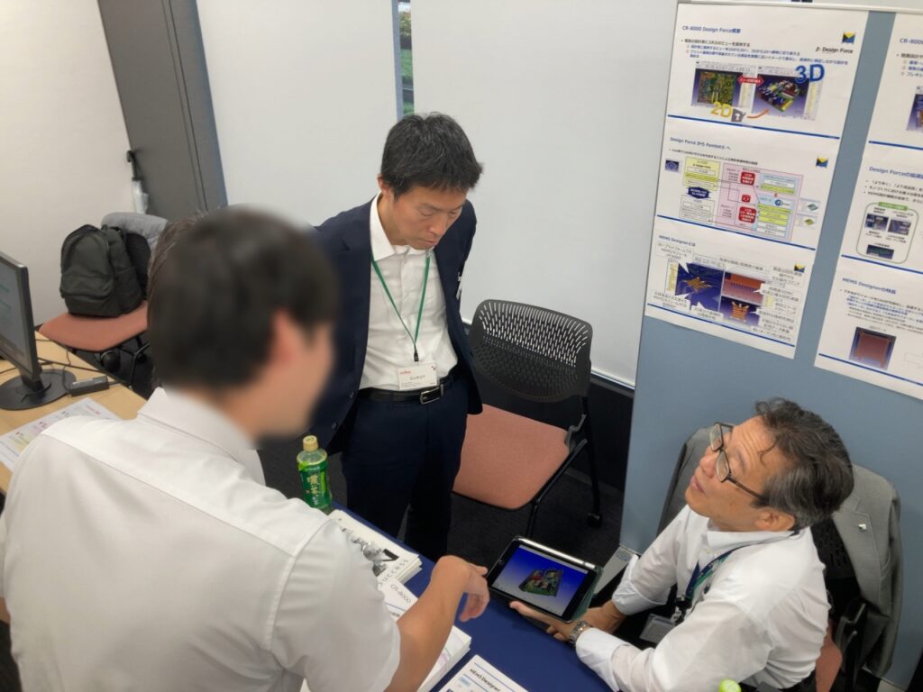 図研ブースの模様：メカ側のデータも含め3次元で確認できることを説明中